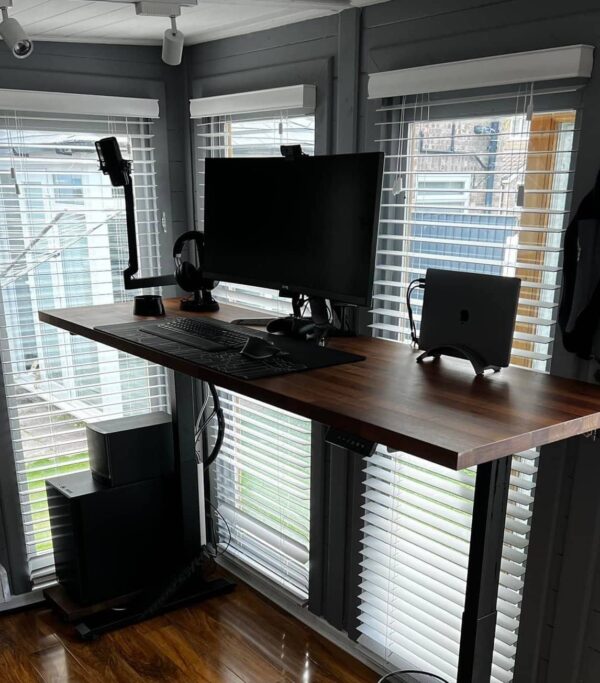 iMovR Energize vs Lander - Should you settle with a basic standing desk?