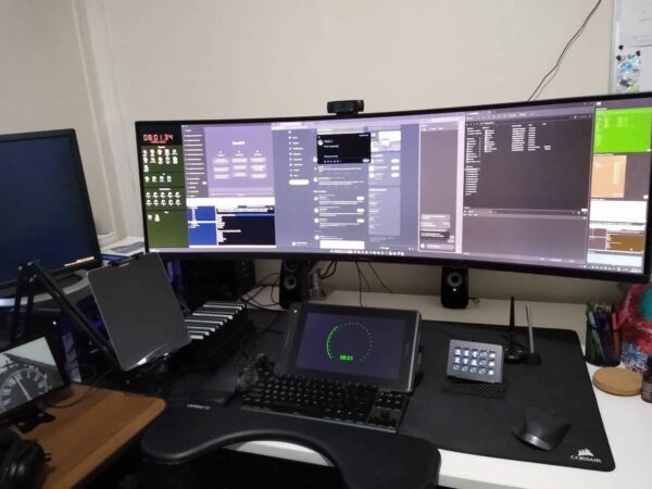 Curved vs Flat monitor: Which can give a more surreal experience?