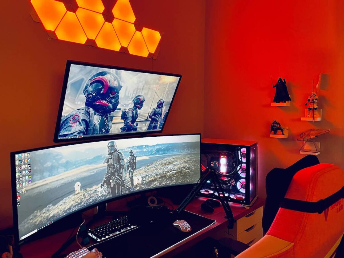 Curved vs Flat monitor: Which can give a more surreal experience?